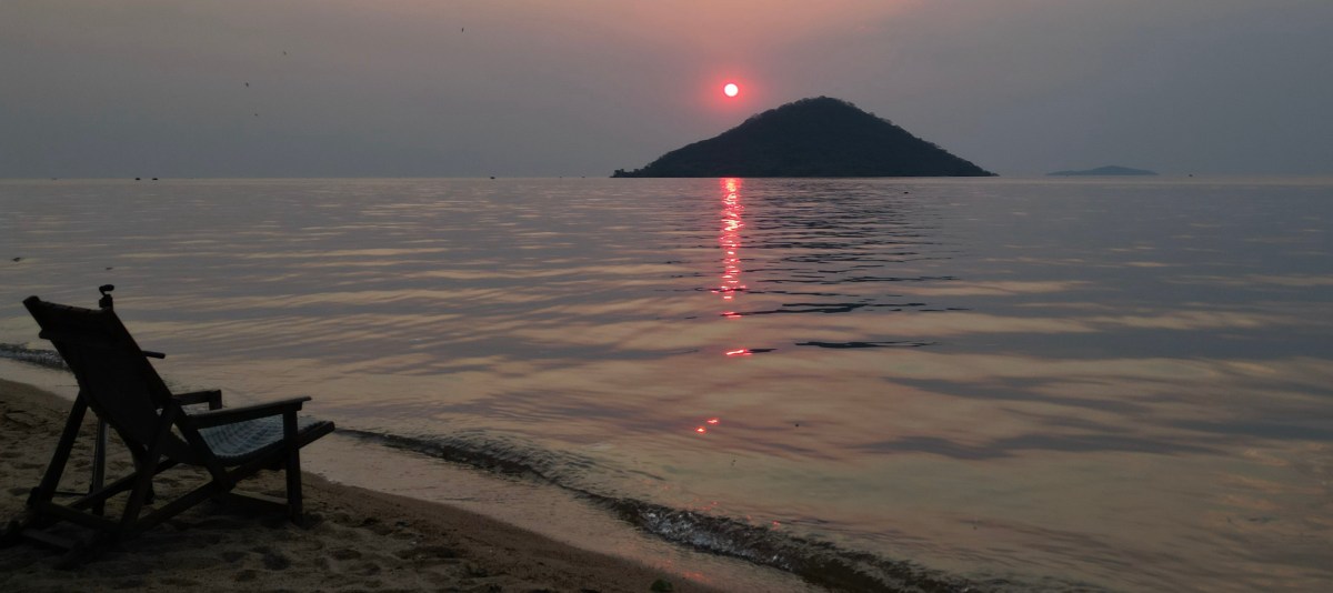 Kuifie in Africa; Life is a beach! @Chembe, Lake Malawi, Malawi, Africa ...